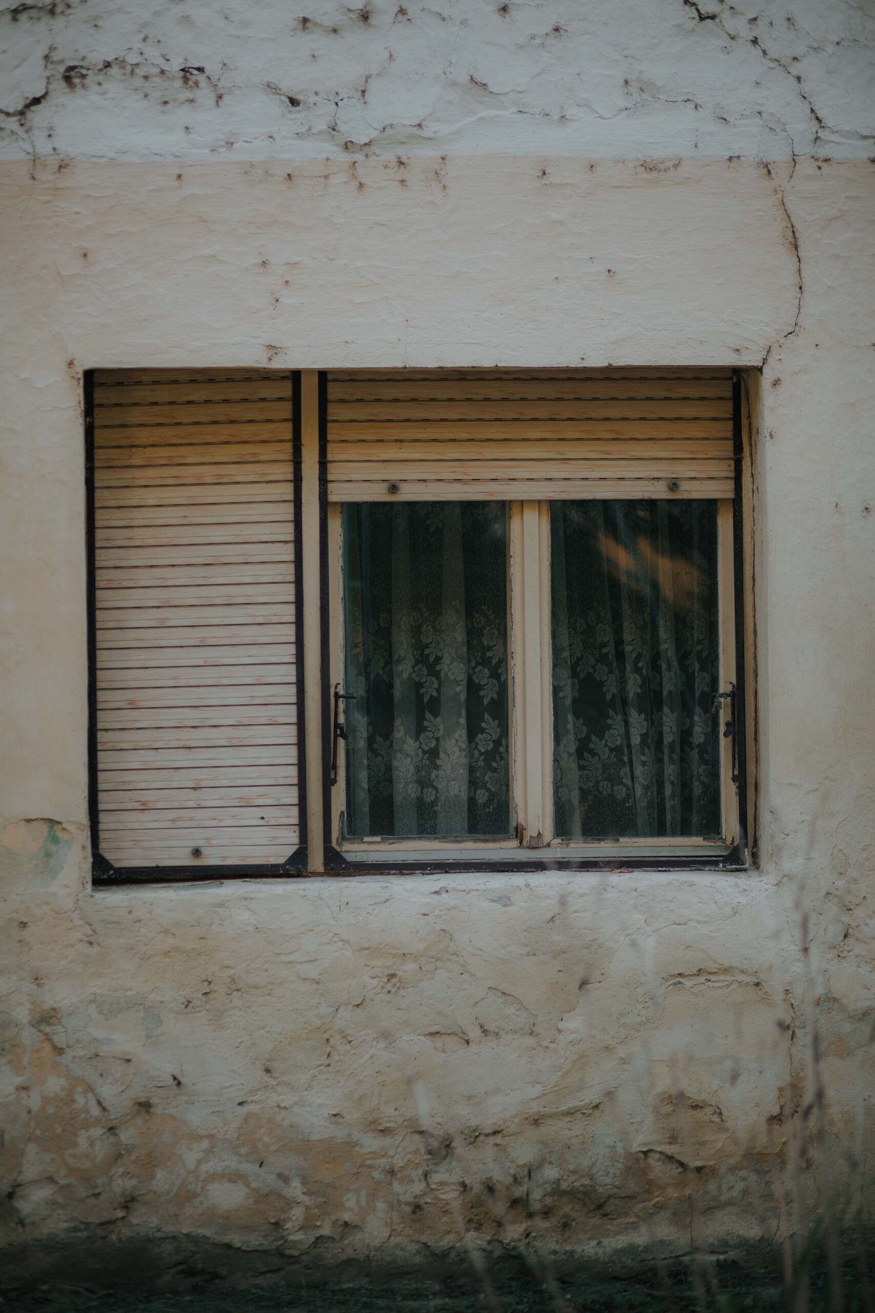 Why Is My Plaster Cracking? Diagnosis & Solutions