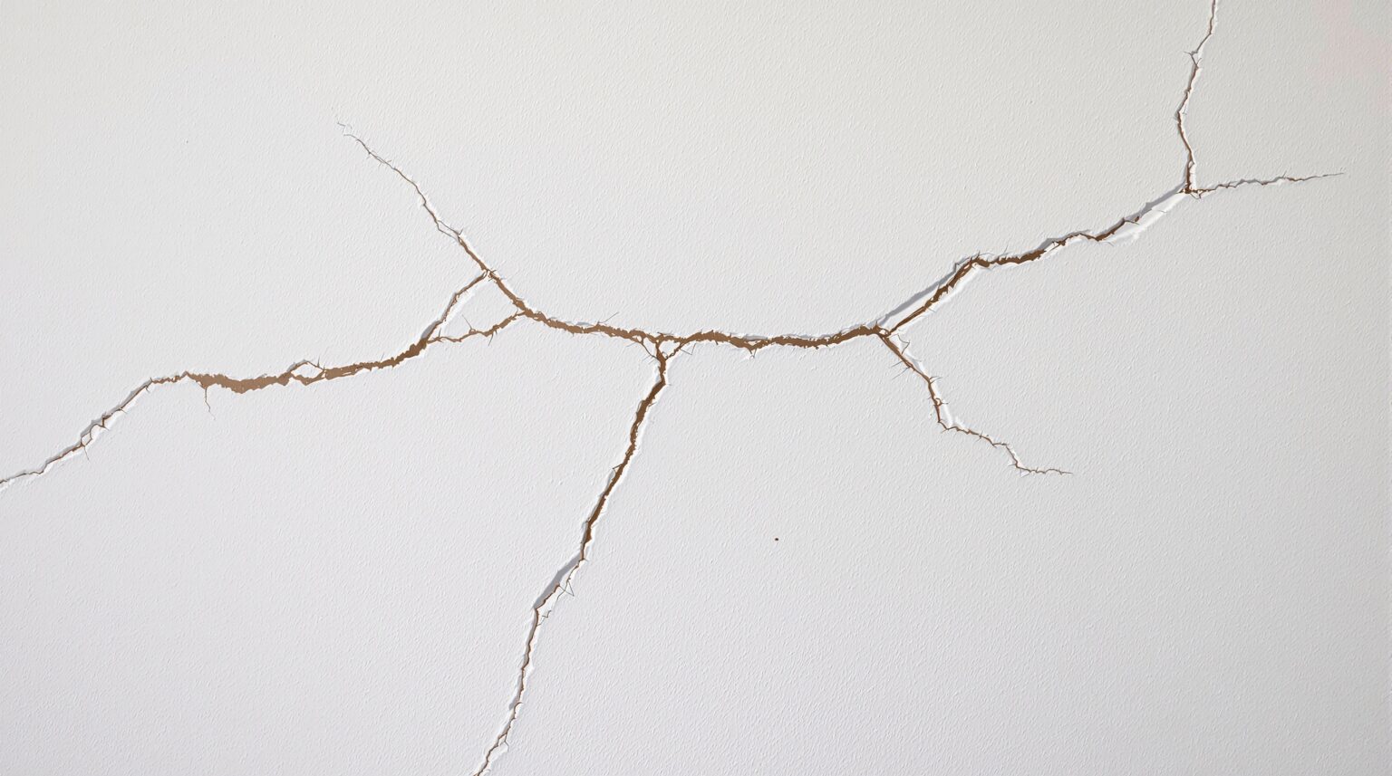 Why does plaster crack and how can you prevent it?